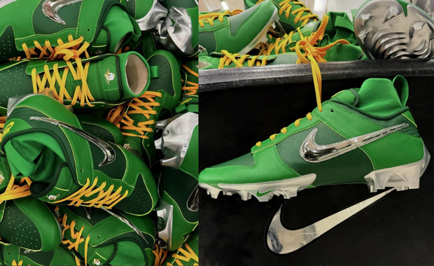 The Oregon Ducks Get an Exclusive Nike Vapor Edge Dunk PE Ahead of ...